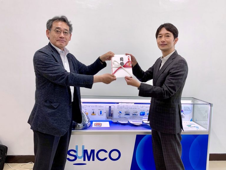株式会社SUMCO様から半導体用シリコンウェーハ紹介用ショーケースを寄贈いただきました – 久留米工業高等専門学校