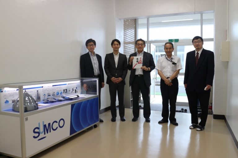 株式会社SUMCO様から半導体用シリコンウェーハ紹介用ショーケースを寄贈いただきました – 久留米工業高等専門学校