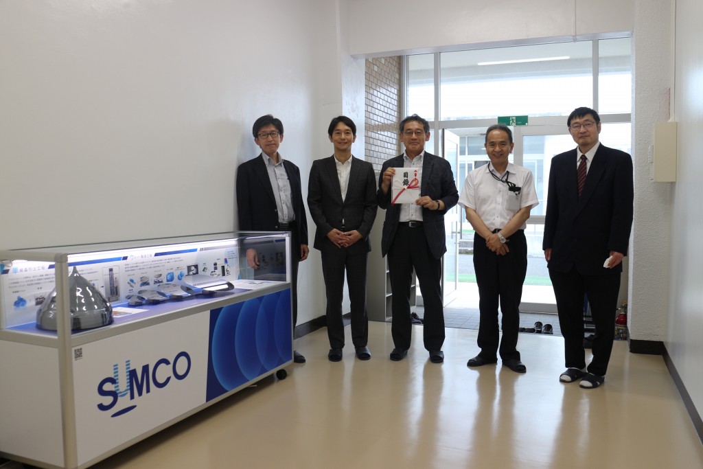 株式会社SUMCO様から半導体用シリコンウェーハ紹介用ショーケースを寄贈いただきました – 久留米工業高等専門学校